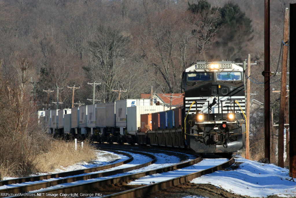NS 8005 and train 24M
